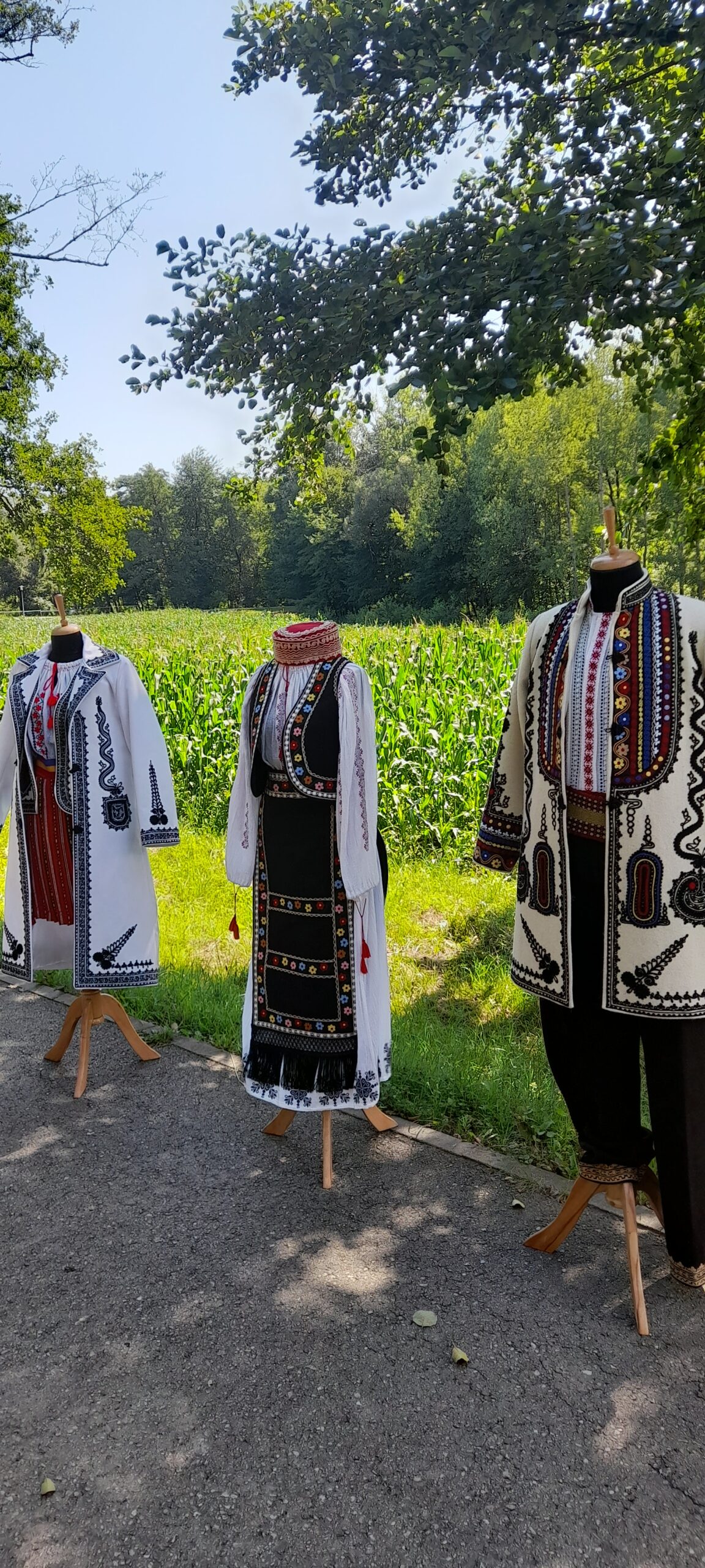 Sumane și veste tradiționale – Ciunki Artizanat